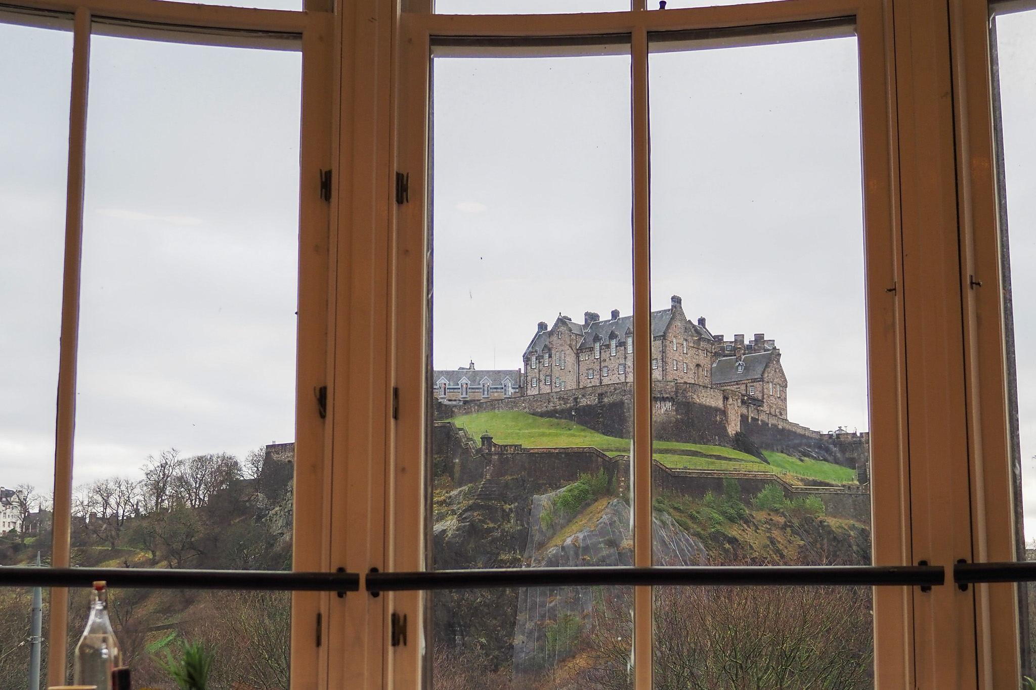 19 Best Views of Edinburgh Castle: From the Vennel to Cafe Windows ...